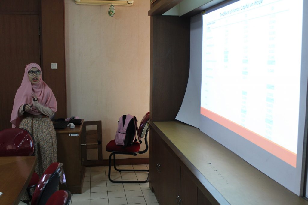 Qisha Quarina Presentasikan Tantangan Transformasi Struktural di ...