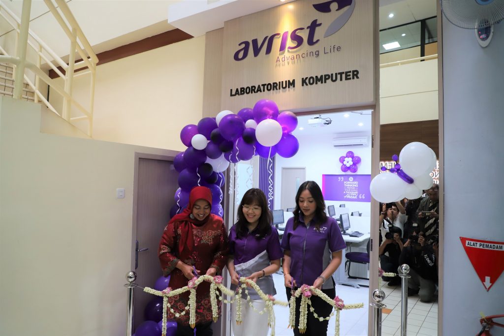PT. Avrist Assurance & Harry Harmain Diah Resmikan Renovasi Lab ...