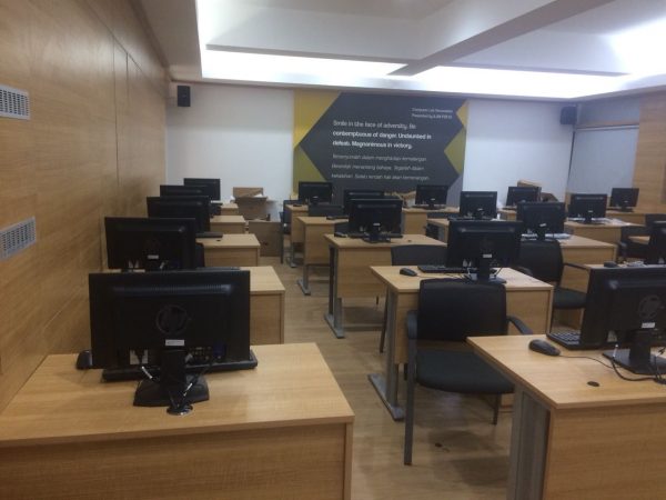 Ruang Laboratorium Komputer Fakultas Ekonomi dan Bisnis Universitas ...