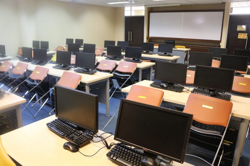 Ruang Laboratorium Komputer Fakultas Ekonomi dan Bisnis Universitas ...