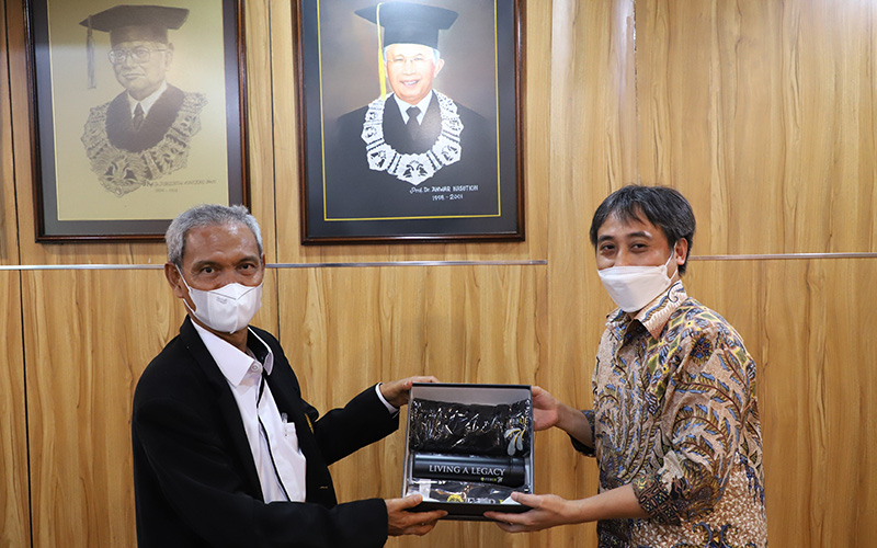 FEB UI and FEB Unhas Discuss Plan to Offer Cooperation in Three Areas ...